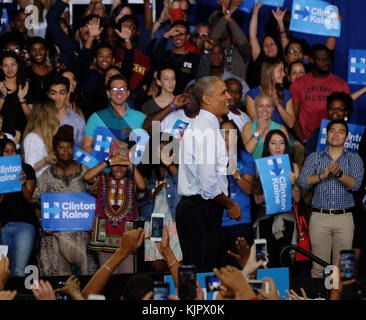 MIAMI, FL - NOVEMBER 03: President Barack Obama speaks during a ...