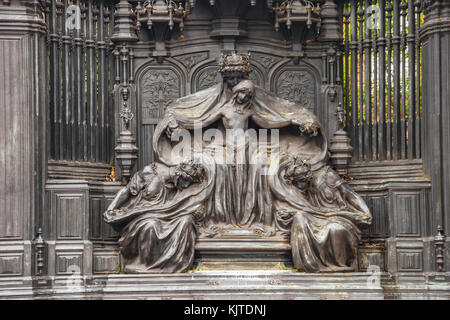 Queen Alexandra Statue at the Royal London Hospital, London, UK Stock ...