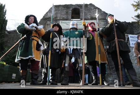 Ludlow, UK. 25th Nov, 2017. Bowmen of Caradoc members Holly Blue, Tom ...