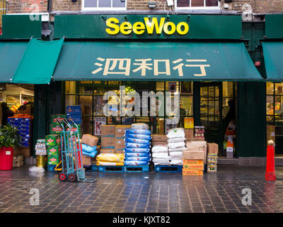 London, UK. Chinese man delivering good to Chinatown on a trolley from ...