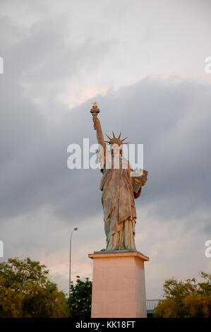 French Statue of Liberty Replica and Eiffel Tower, view from the River ...