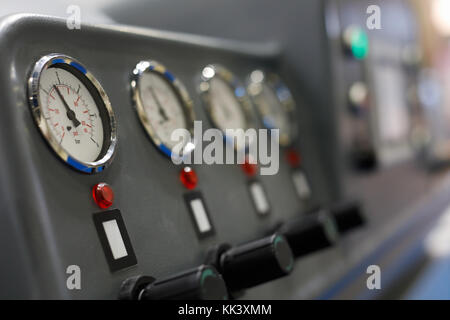 Analog manometer for measuring pressure Stock Photo - Alamy