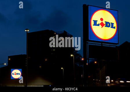 Lidl, Supermarket, sign, illuminated, night, England, UK Stock Photo ...