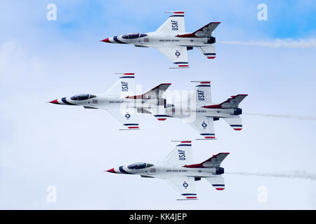 The USAF Thunderbirds display team flying at a UK airshow Stock Photo ...