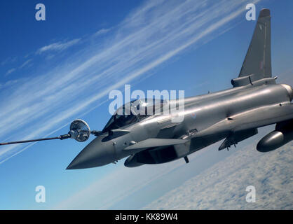 RAF Typhoon refueling Stock Photo - Alamy