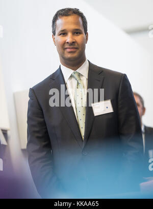 Neu-Isenburg, Germany. 29th Nov, 2017. A software developer sitting at ...