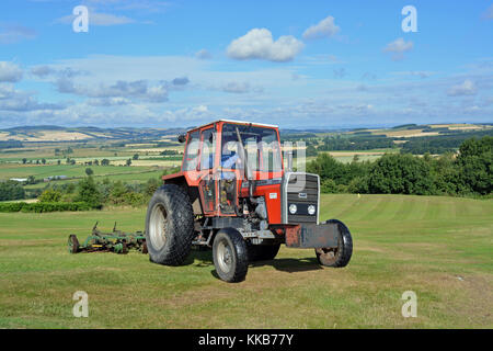 Massey Ferguson MF 265 Tractor Stock Photo - Alamy