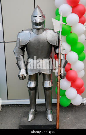 Medieval full body metal armor Stock Photo - Alamy