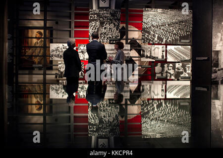 President Barack Obama tours the United States Holocaust Memorial ...