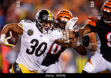 Cincinnati Bengals defensive back Michael Thomas (31) runs for the play ...