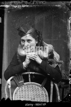 This image, titled '2 imagini: portrete de copii' (Two images ...