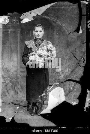 This image, titled '2 imagini: portrete de copii' (Two images ...