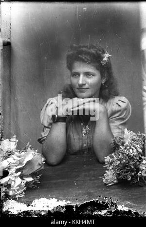 This image collection, titled '3 imagini: portrete', showcases three ...