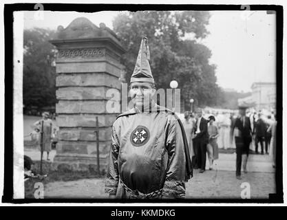 Ku Klux Klan. Hiram Wesley Evans (centre), Grand Wizard of the Ku Klux ...