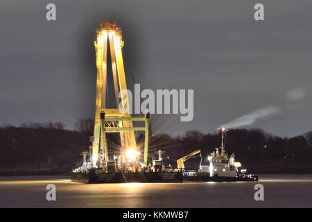 Tug MULTRASALVOR 3 & Floating Sheerleg crane CORMORANT of Multraship ...