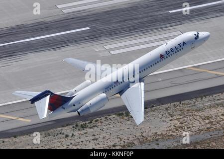 Boeing 717 Rolls-Royce BR715 engine with cowlings removed Stock Photo ...