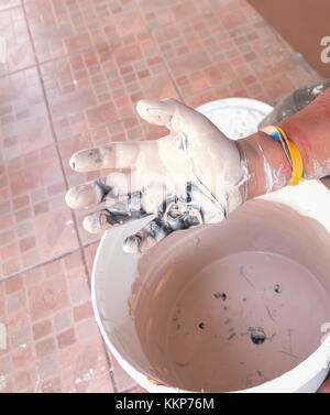 hand with Red colors mixed, Painters mixed by hand with color, painted ...
