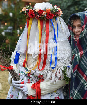 The Sorbian-Wendish "Christkind" (L), also called "Bescherkind", and ...