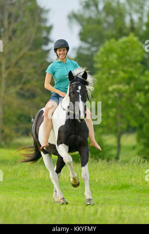 A barefoot woman riding a horse on a beach Stock Photo: 75531039 - Alamy
