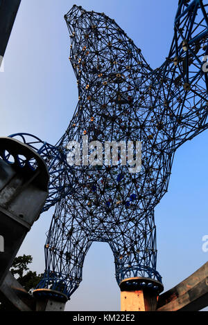 The Grizzly Bear sculpture, Stuart park, Kelowna City, Okanagan Lake ...