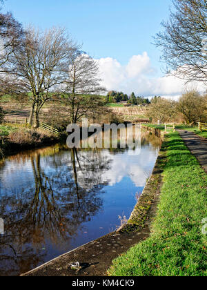 The Leeds Liverpool Canal at Salterforth in the beautiful countryside ...