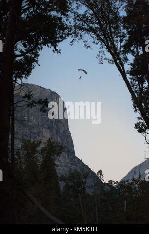 Yosemite, California, USA. 4th Dec, 2017. BASE jumpers jump in the ...