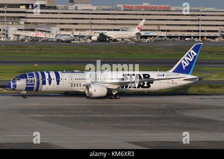 ANA Boeing 787-9 with Star Wars theme livery featuring R2-D2. Airplane ...