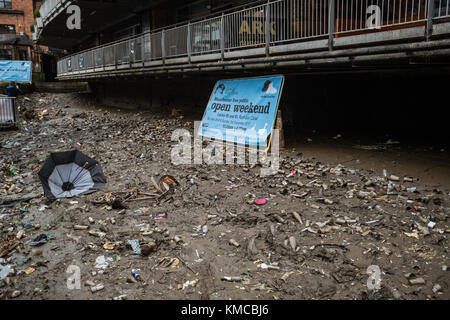 Rochdale Canal at Deansgate Locks Being Drained Of Rubbish And Litter ...