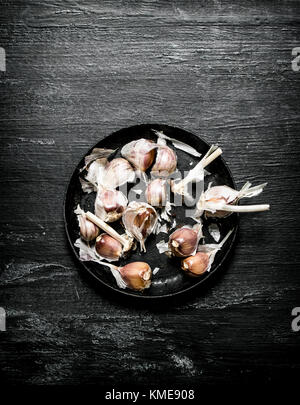 Fragrant garlic in an old pan. On a black chalkboard Stock Photo - Alamy