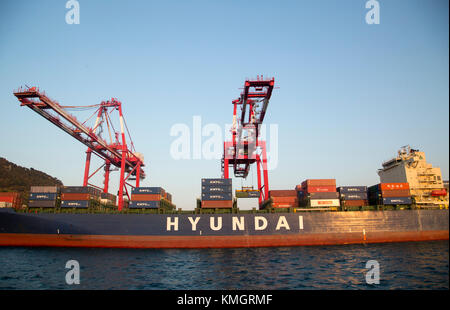 Hyundai Supreme ship at Busan Port, Nov 15, 2017 : Hyundai Supreme ship ...