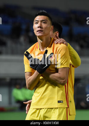 (171209) -- TOKYO, Dec. 9, 2017 (Xinhua) -- Wei Shihao (C) of China ...