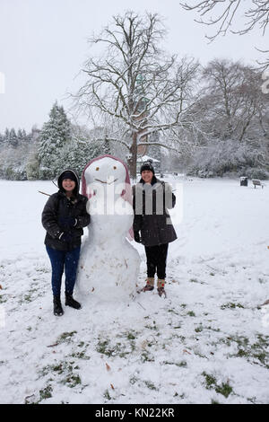 people building a snowman in queens park loughborough after heavy ...