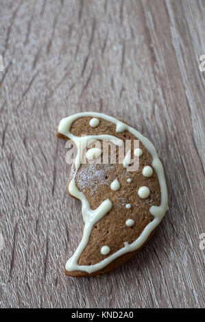 A Christmas gingerbread cookie in the shape of a Christmas tree in a ...
