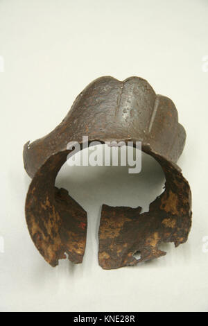 A right-hand gauntlet from Tannenberg Castle, medieval European armor ...