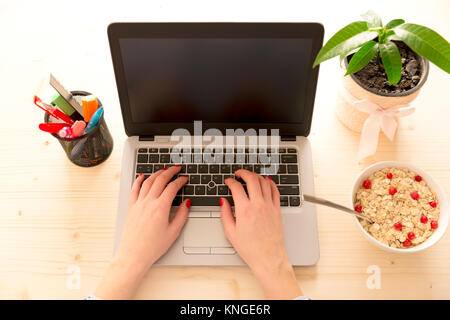 Eating breakfast at work in front of computer screen Stock Photo - Alamy