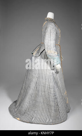This MET dressing gown demonstrates period fashion, textile use ...
