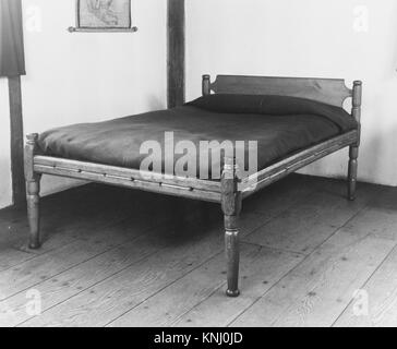 This American bedstead from the early 19th century features intricate ...