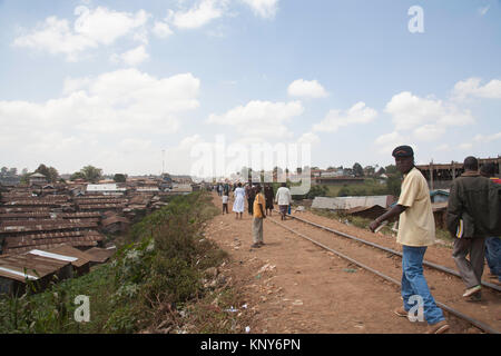 KENYA, Nairobi, Kibera slum, railway line / KENIA, Nairobi, Slum Kibera ...