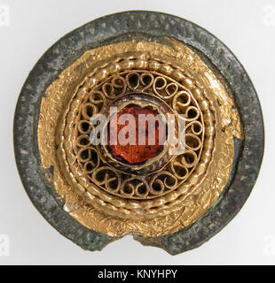 Anglo-Saxon disk brooch, early 7th century, gold with garnets, glass ...