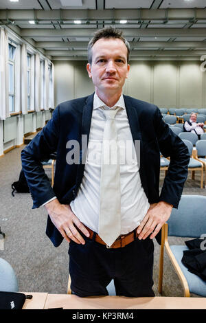 Schleswig, Germany. 13th Dec, 2017. Lawyers of the different parties ...