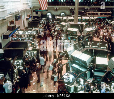 1980s INTERIOR TRADING FLOOR OF THE NEW YORK STOCK EXCHANGE Stock Photo ...