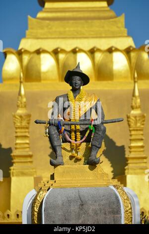 Statue of King Setthathirat with Pha That Luang in the background ...