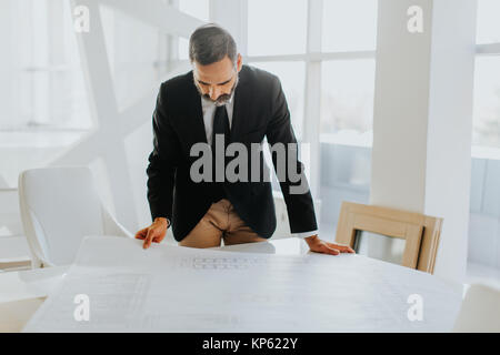 Senior business office man analyzes financial charts celebrate success ...