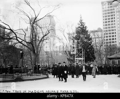 Madison Square Park after a winter storm: park employee removing snow ...