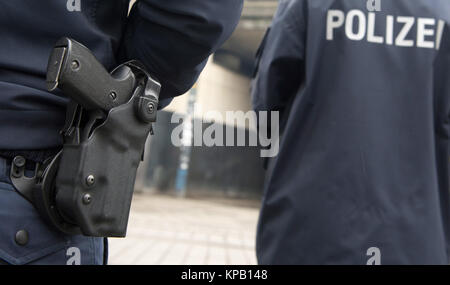 Berlin, Germany. 15th Dec, 2017. A police patrol near the station at ...