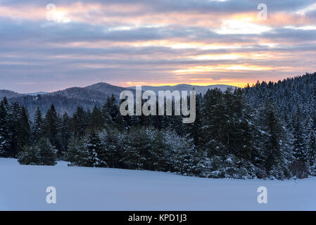Sunrise morning winter scenery picturesque alp mountain ridge (Ukraine ...
