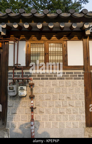 Traditional Korean house front gate scenery Stock Photo - Alamy