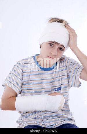 Junge, 11, mit Armgips und Kopfverband - boy with arm in plaster and ...