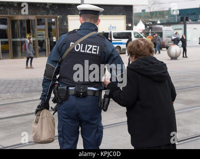 Berlin, Germany. 15th Dec, 2017. A police patrol near the station at ...