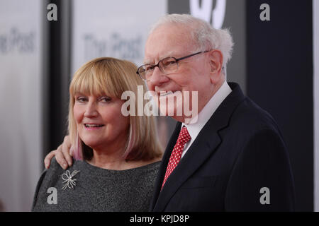 Susan Buffett and Warren Buffett arrives at 'The Post' Washington, DC ...